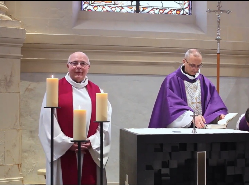 Le père José annonce la quête en ligne - Pôle Missionnaire Catholique de Fontainebleau